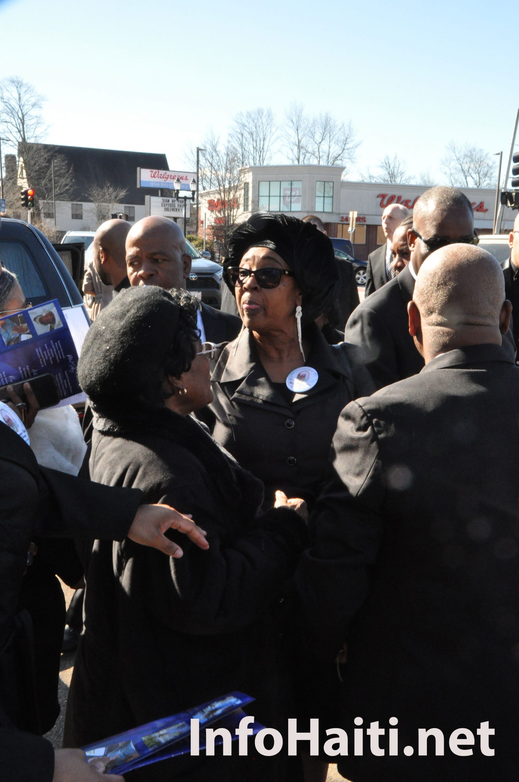 YON MAPOU TOMBE - Infohaiti